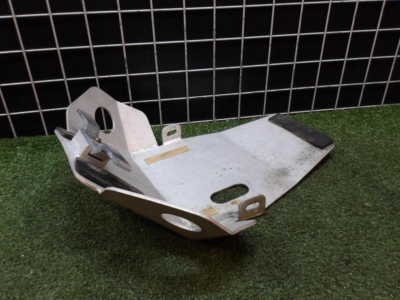 ★ZETA EDスキッドプレート ZE55-2120 XR230/MATAD(’5-12) | バイク用品 外装 その他外装(二輪)を通販で ...