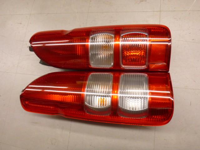 TOYOTA 200系 ハイエース コミューター 4型 寒冷地仕様純正テールレンズ | カー用品 ボディパーツ テールレンズを通販で購入する ...