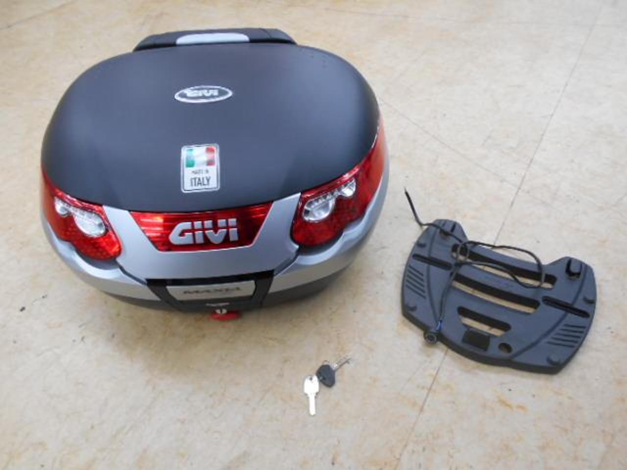 GIVI フラッグシップモデルE55 MAXIA3(デュアルタイプ ストップランプ付き) 未塗装ブラック(デラックス) バックレスト付き 汎用 容量55L 専用のベースが必要です | 中古品 ...