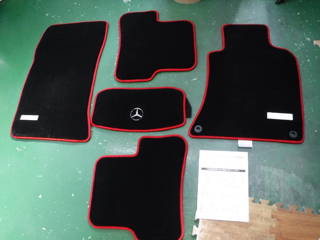 メルセデスベンツ純正 フロアマット 【M246 680 70 40 MM 9000/RHD BLACK/RED】 | 新古品 | アップ ...