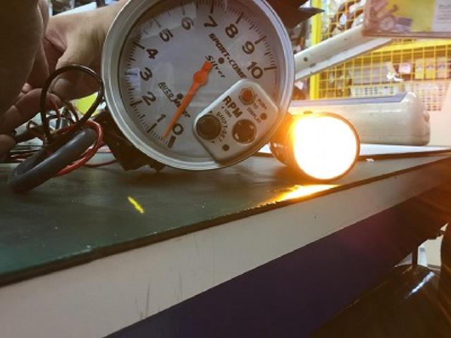 Autometer(オートメーター) SPORT-COMP シルバー(3911) 127Φ | カー用品 メーター系 メーターを通販で購入する | 中古カー＆バイク用品の販売ならアップガレージ