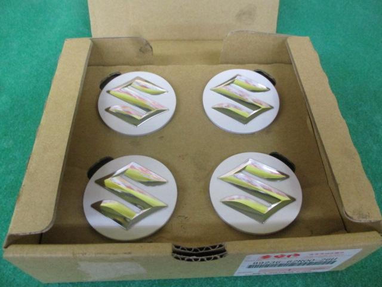 スズキ純正(SUZUKI) ホイールセンターキャップ ホワイト 99236-62R00-26U 4枚 | カー用品 タイヤホイール関連 ...