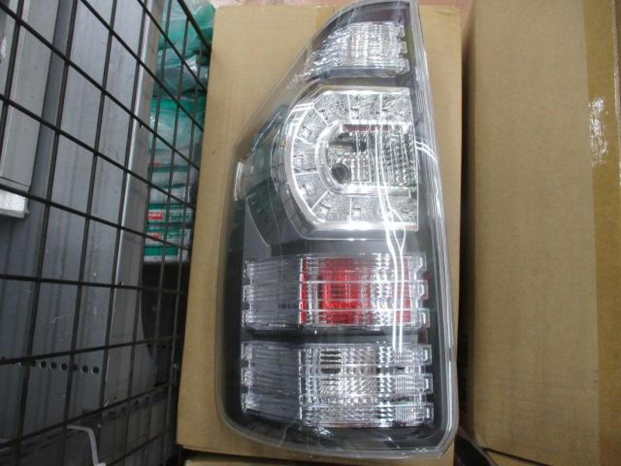 トヨタ ZRR70 ヴォクシー後期純正 テールレンズ LHのみ 81561-28564 | カー用品 ボディパーツ テールレンズを通販で購入 ...
