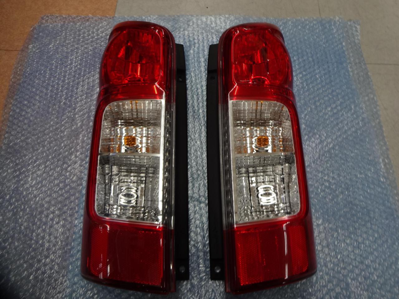 ニッサン NV350キャラバン前期 純正テールンレンズ | カー用品 ボディパーツ テールレンズを通販で購入する | 中古カー＆バイク用品の ...