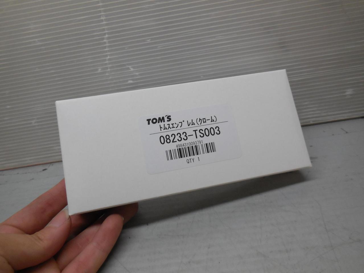 TOM’S エンブレム クローム (08233-TS003) | カー用品 その他(カスタム・チューニング) その他ドレスアップを通販で購入する | 中古カー＆バイク用品の販売ならアップガレージ