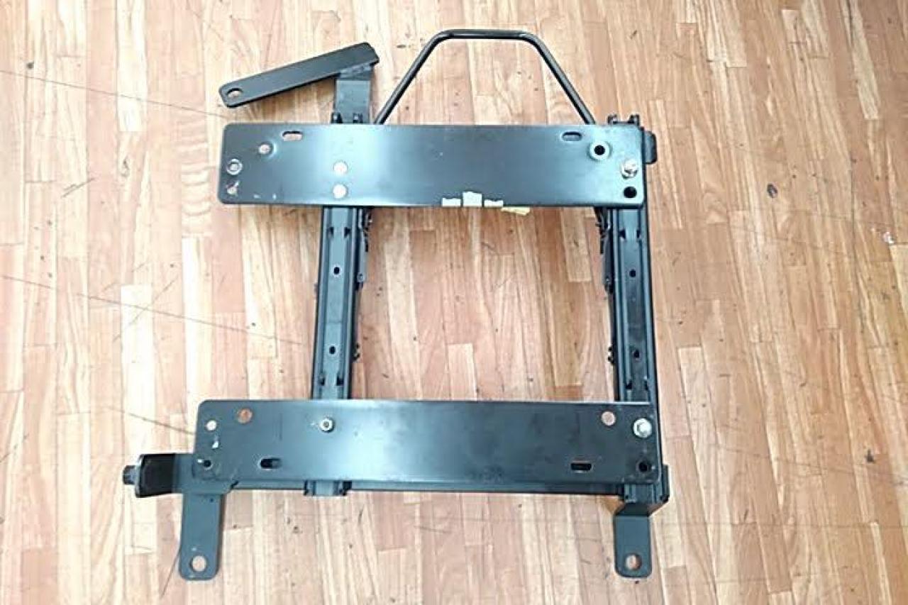 BRIDE シートレール MOタイプ CPV35 スカイライン RH | カー用品 シート シートレール(ブリッド)を通販で購入する | 中古カー＆バイク用品の販売ならアップガレージ