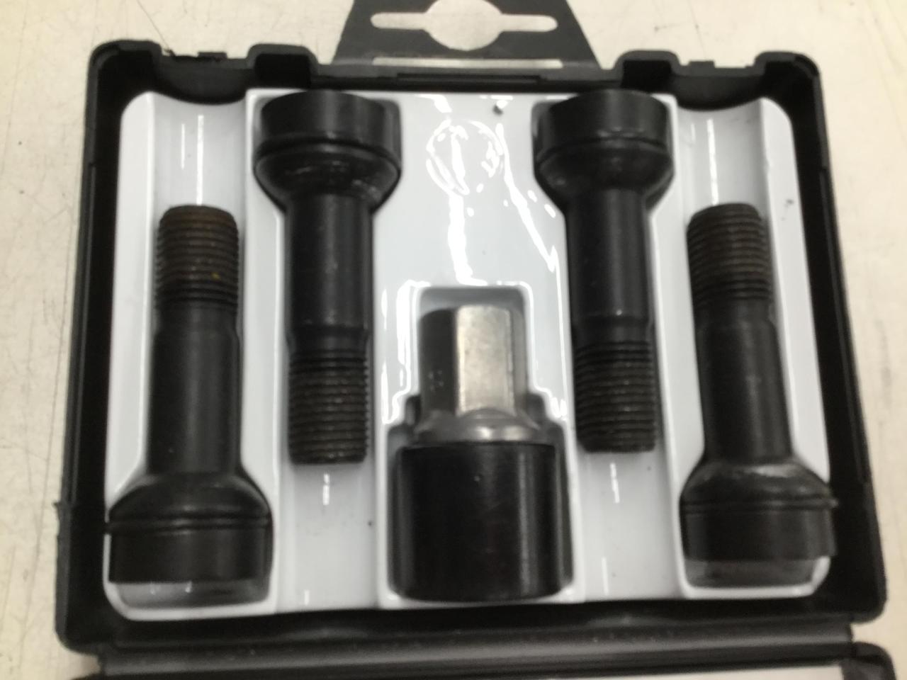 値下げしました!メルセデスベンツ 純正 アルミホイール用ロックボルト ブラック A0019901707 | カー用品 タイヤホイール関連 取付 ...