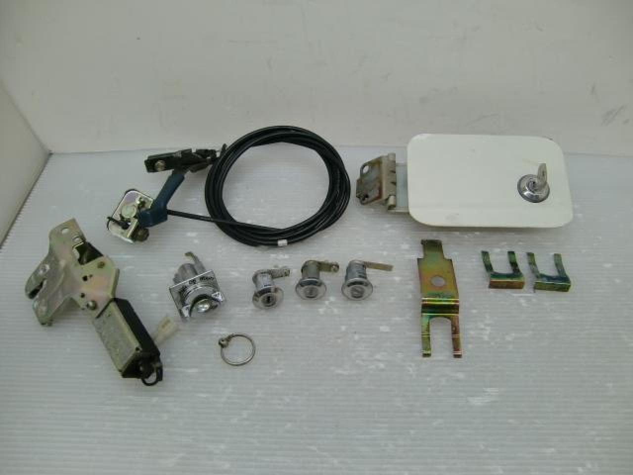 ★希少★ トヨタ MS110 クラウン 純正フューエルリッドカバー + キーシリンダー | カー用品 その他(カスタム・チューニング) その他 ...