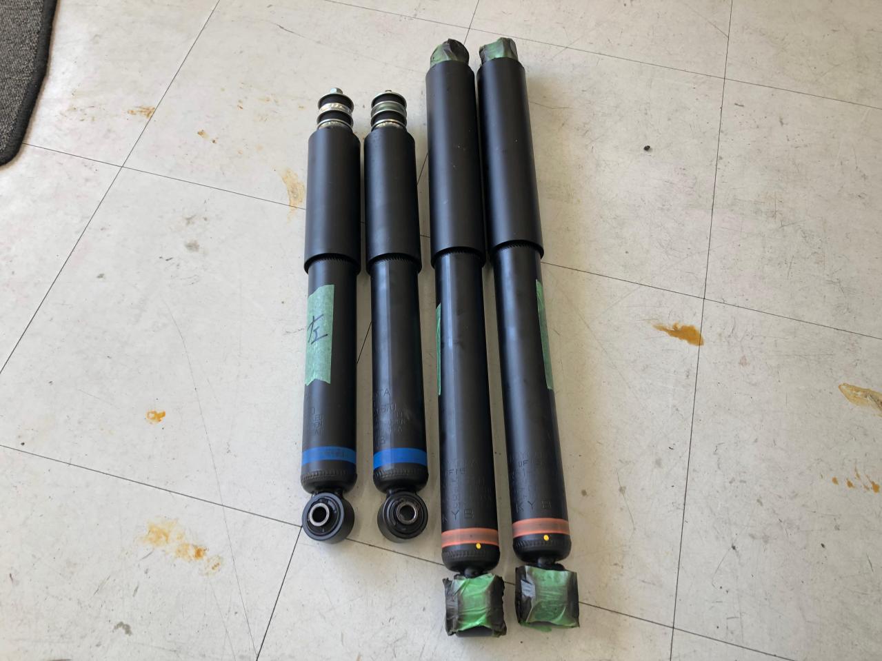 【値下げ!】トヨタ純正(TOYOTA) [48511-26670/48531-26850] 200系ハイエース 3型 純正ショック 1台分 ...