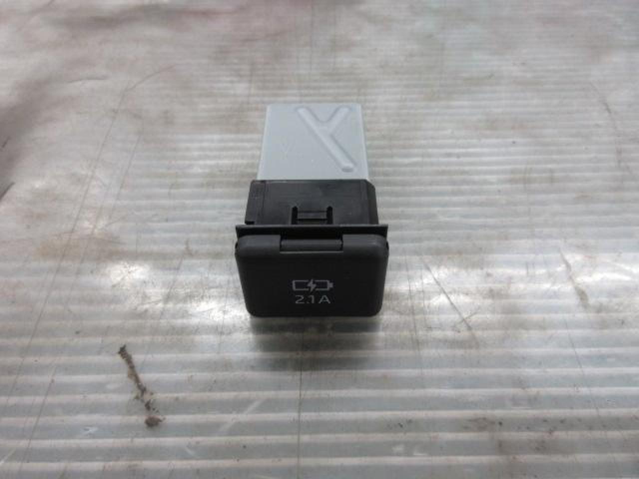 トヨタ・ダイハツ純正 USB2.1Aコネクタ 85532-B1010 | 中古品 | アップガレージ つくば店 | カー用品 その他(カー用品 ...