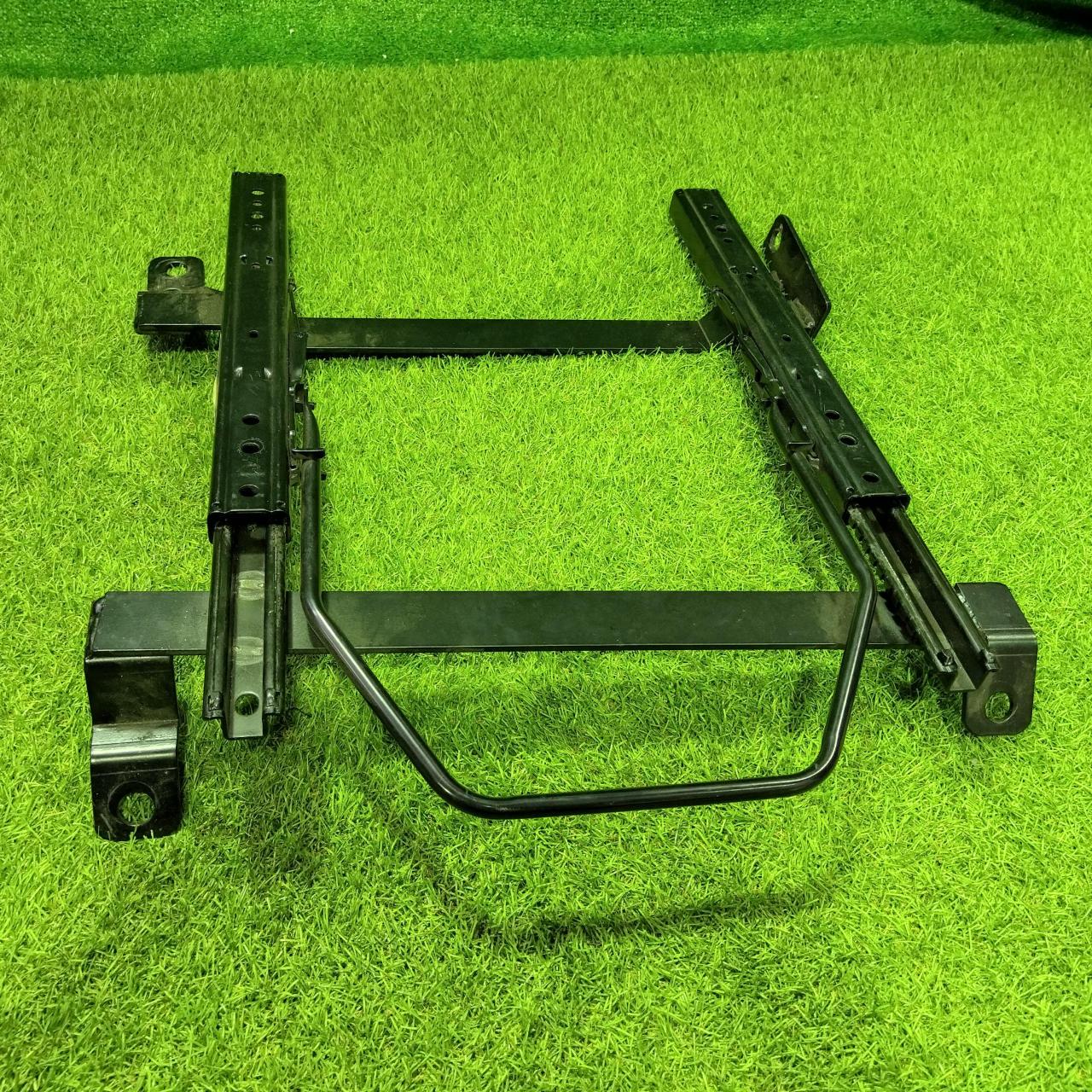 BRIDE シートレール LRタイプ RH 右側 シルビア N301LR | カー用品 シート シートレール(ブリッド)を通販で購入する | 中古カー＆バイク用品の販売ならアップガレージ