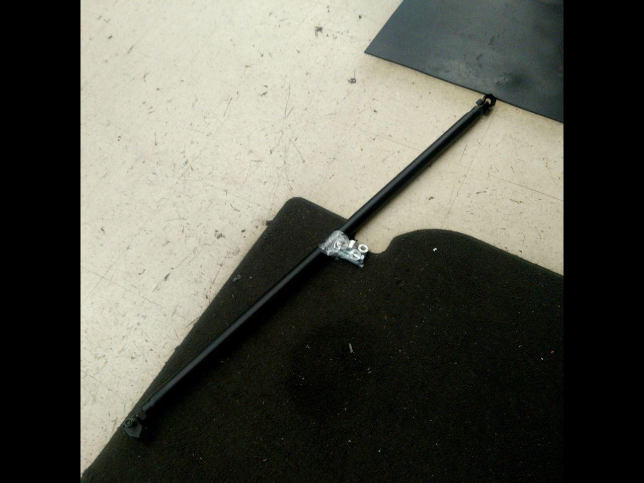 Largus(ラルグス)調整式 リアピラーバー 【スイフトスポーツ/ZC32S】 | カー用品 補強パーツ その他補強パーツを通販で購入する | 中古カー＆バイク用品の販売ならアップガレージ