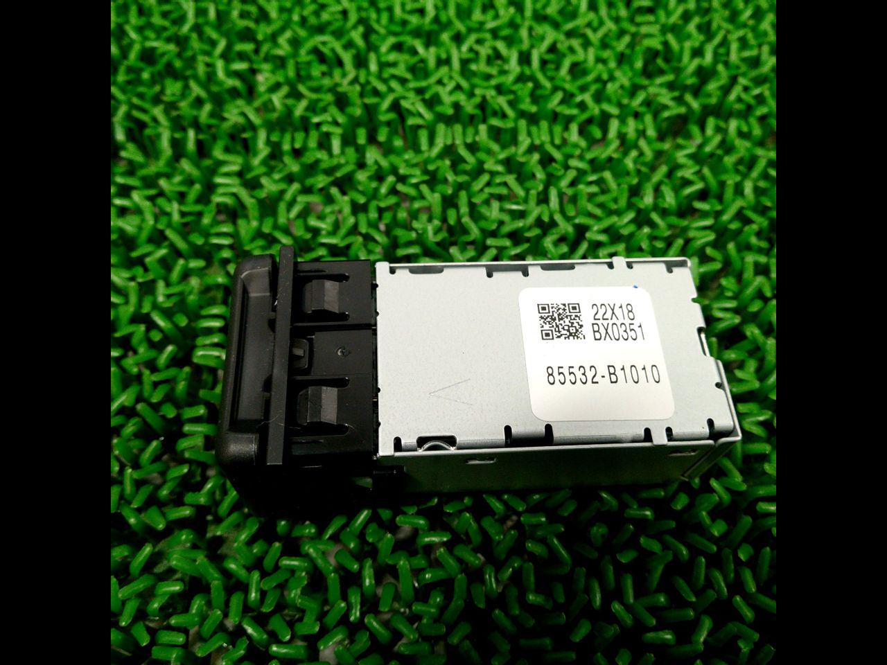★こものワゴン★【トヨタ・ダイハツ系】TOYOTA純正 2.1A USBポート 85532-B1010 | カー用品 電装系 その他電装系を ...