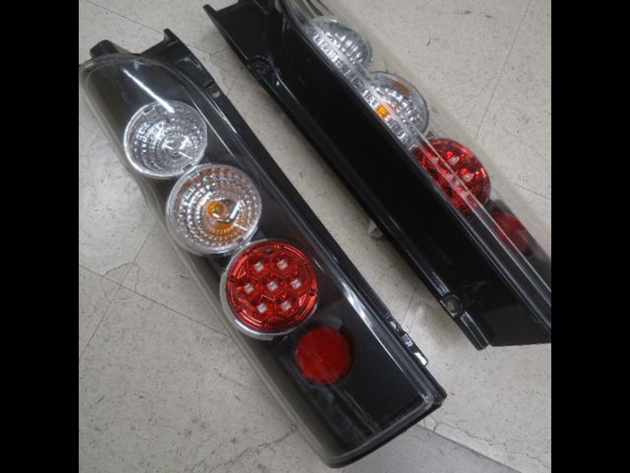 JUNYAN LEDユーロテールレンズ【ハイエース 200系 3型】W12337 | カー用品 ボディパーツ テールレンズを通販で購入する | 中古カー＆バイク用品の販売ならアップガレージ