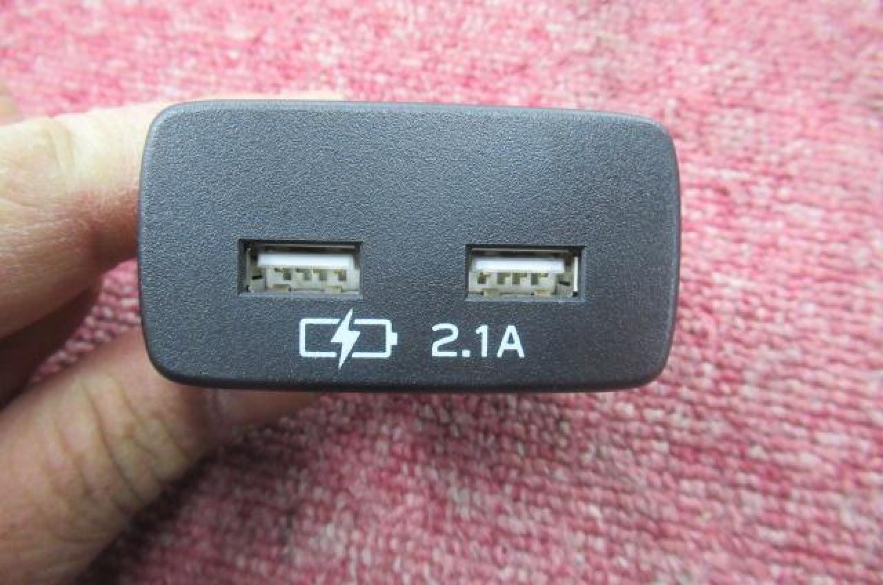 【スバル純正】純正USBポート 86257-SJ420 | 中古品 | アップガレージ 長野店 | カー用品 その他(カー用品) その他カー用 ...