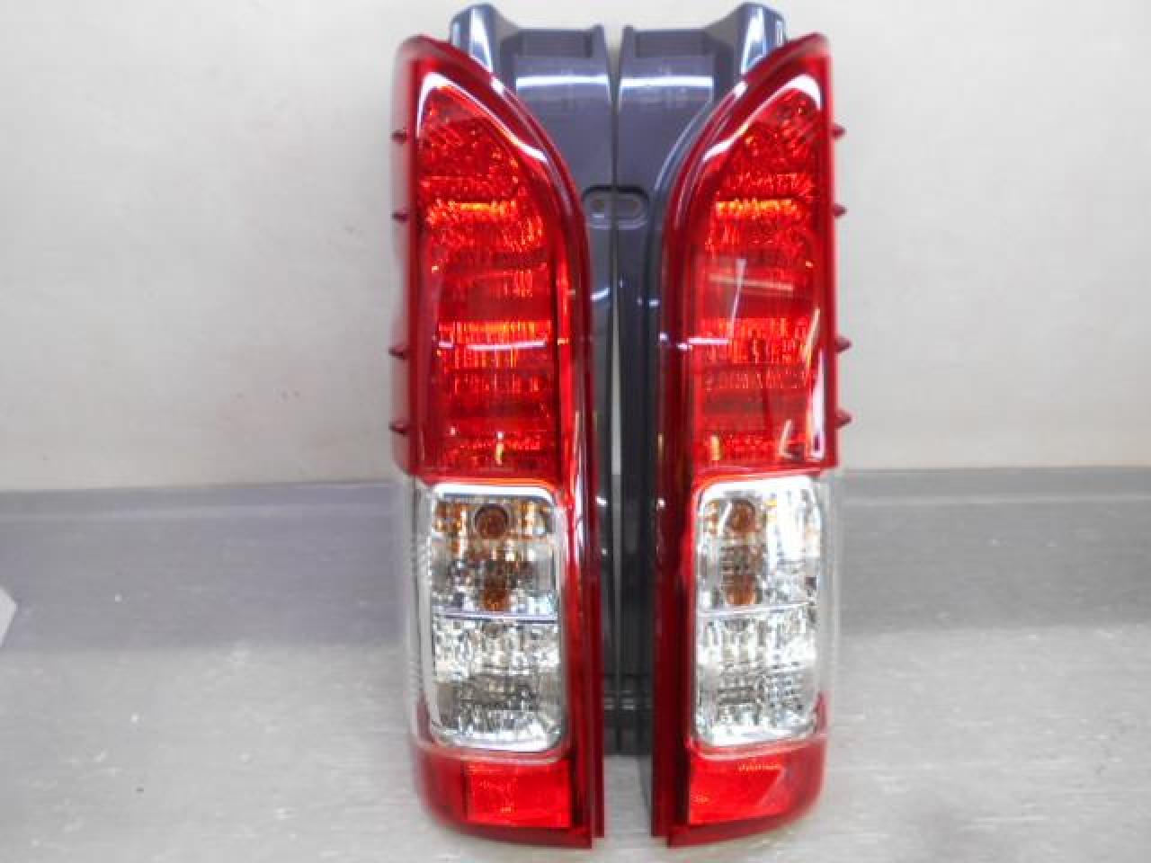★値下げしました!★ トヨタ 200系 ハイエース 4/5/6/7型 純正テールレンズ 左右セット♪ | カー用品 ボディパーツ テールレンズ ...