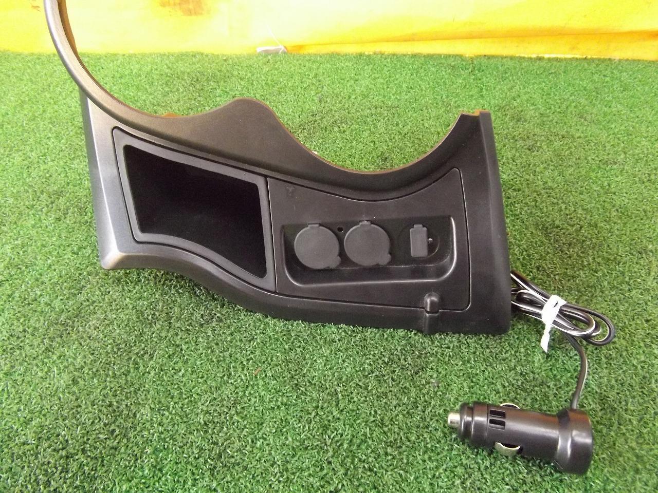 YAC SY-A6 フロントコンソール電源BOX | 中古品 | アップガレージ 奈良橿原店 | カー用品 電装系 その他電装系を通販で購入する | 中古カー＆バイク用品の販売ならアップガレージ