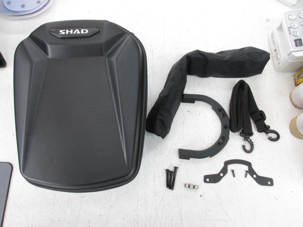 SHAD(シャッド) クイックシステムタンクバッグ(E091CL)&クリックシステムフィッティングキット(スズキ車用｜S010CS) 【容量約 ...