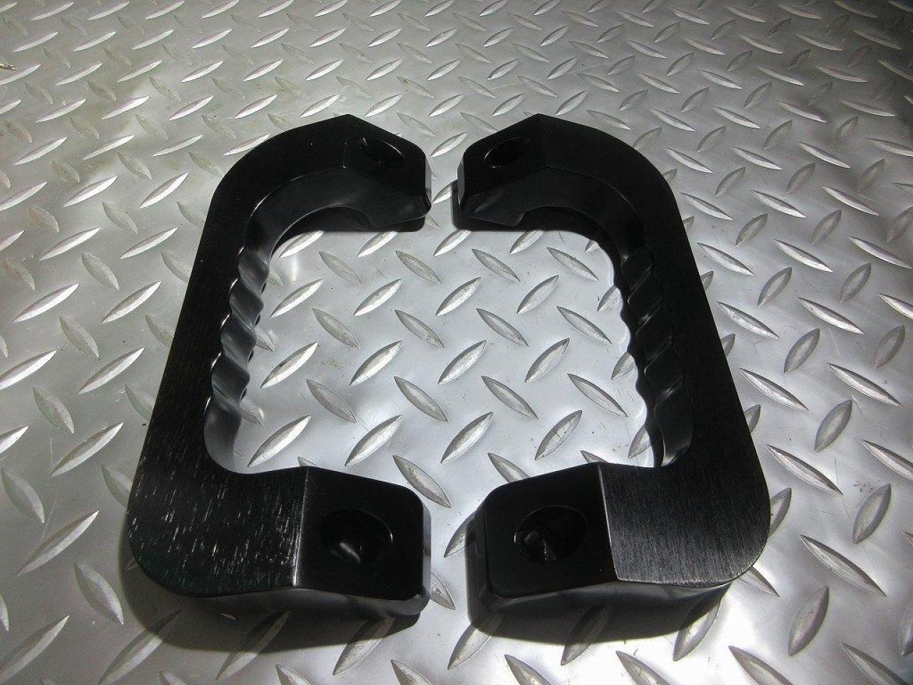 【メーカー不明】アルミアシストグリップ 200系ハイエース用 左右セット | カー用品 インテリア その他インテリアを通販で購入する | 中古 ...