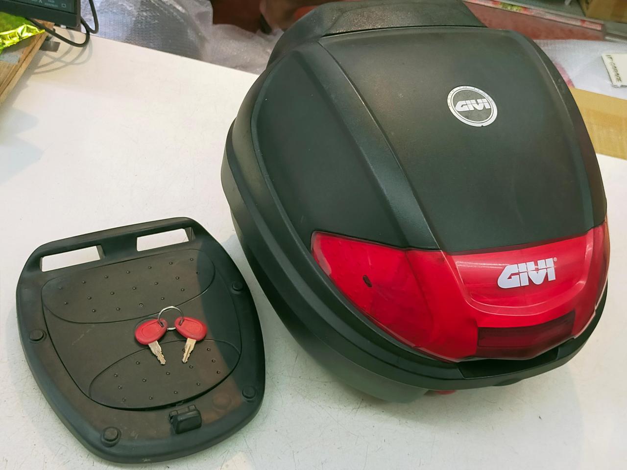 GIVI(ジビ) モノロックケース(E300N2) 【30L】 | バイク用品 ツーリング用品 BOX(二輪)を通販で購入する | 中古カー＆バイク用品の販売ならアップガレージ