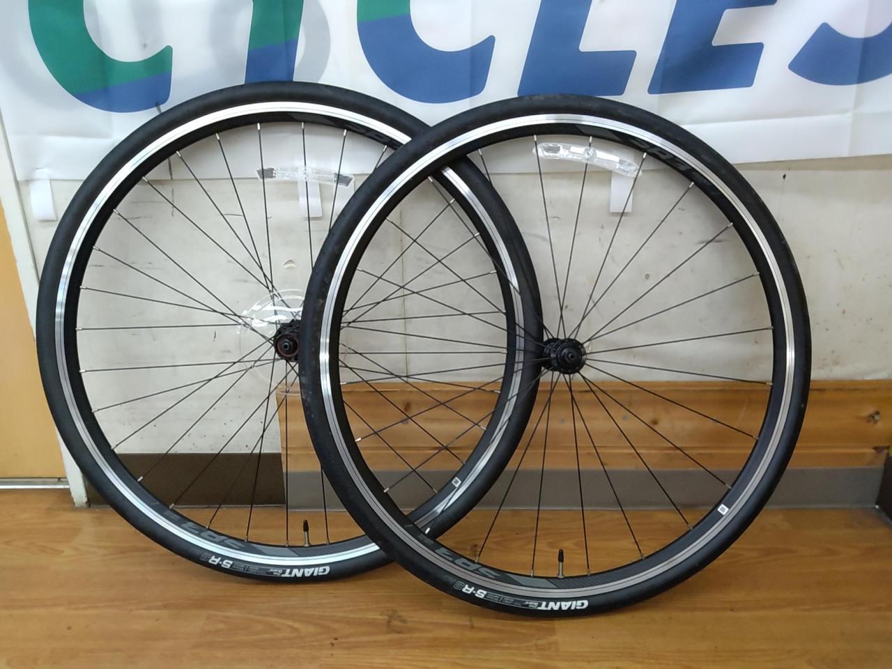 GIANT SR3 700Cアルミクリンチャーホイール 前後セット ※700×28Cタイヤおまけつき | ホイールを通販で購入する | 中古 ...