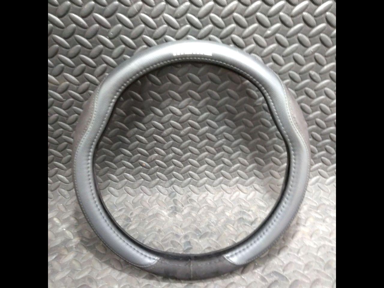 MOMO ステアリングカバー 37x8.2 | カー用品 インテリア ステアリング関連を通販で購入する | 中古カー＆バイク用品の販売なら ...