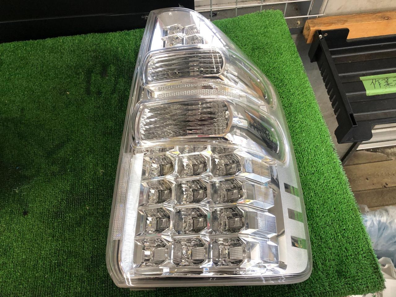 【トヨタ純正】[ICHIKOH 28-219]ノア(70後期) 純正LEDテールレンズ 運転席側 | カー用品 ボディパーツ テールレンズを ...