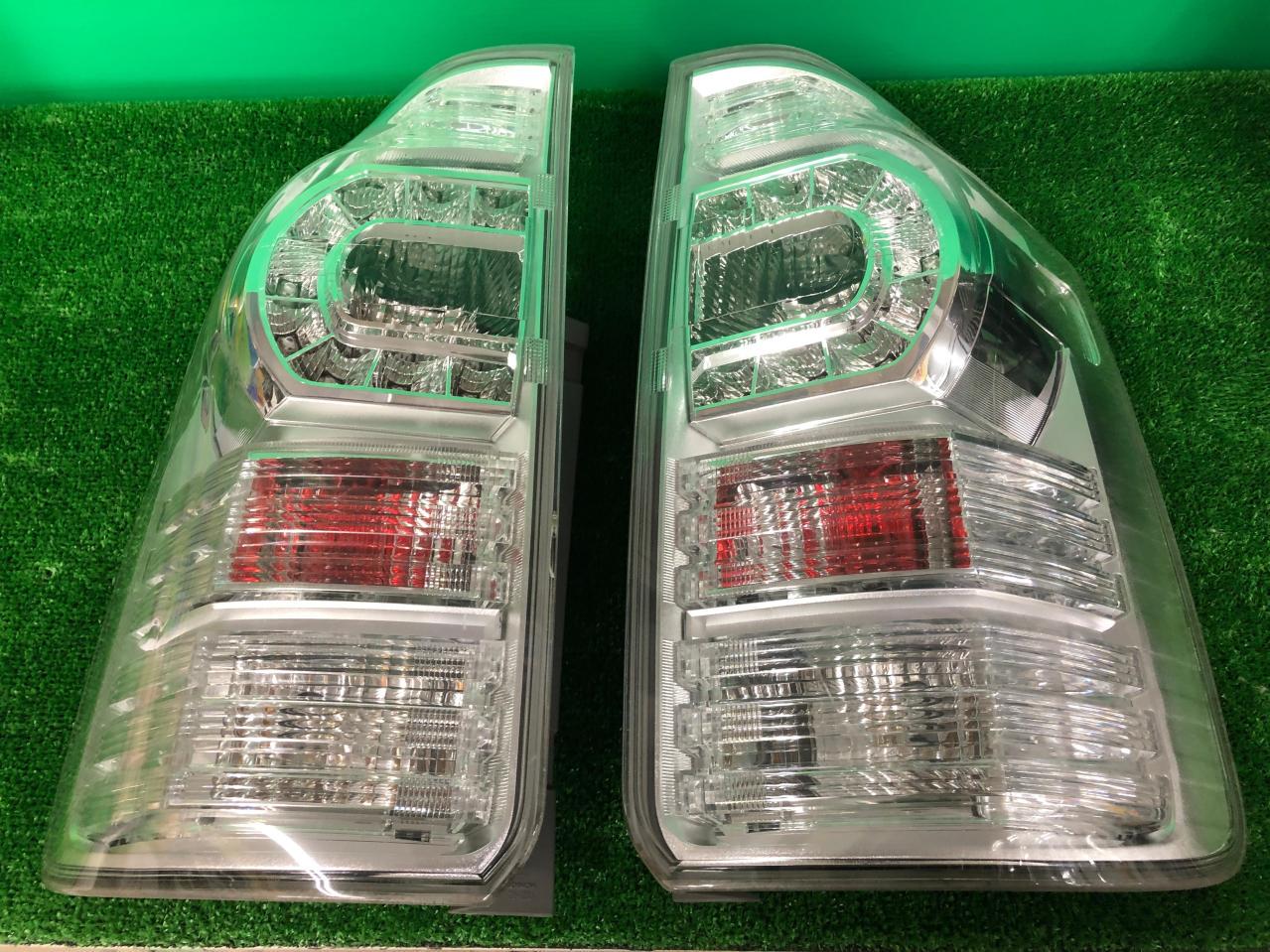 【トヨタ純正】[28-220]ヴォクシー(ZRR70系)純正LEDテールレンズ | カー用品 ボディパーツ テールレンズを通販で購入する ...