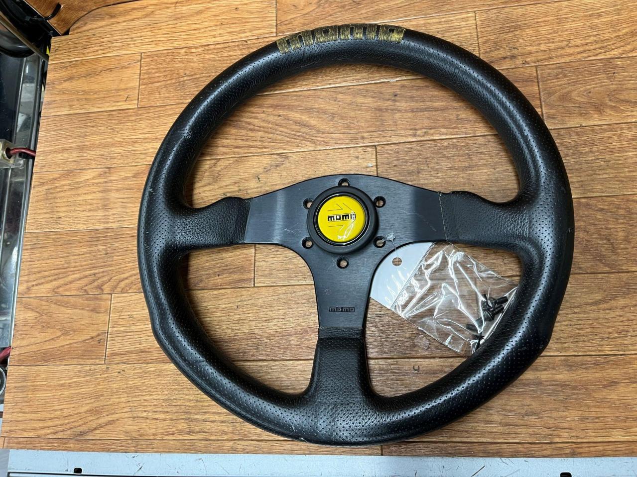【MOMO】COMPETITION 35パイ | 中古品 | アップガレージ 豊明・国1店 | カー用品 インテリア ステアリングを通販で購入 ...