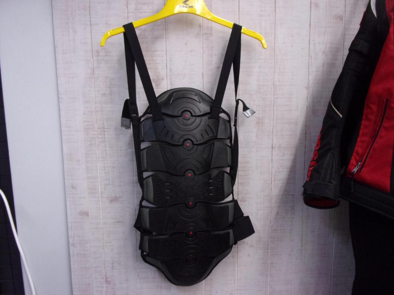 【BERIK(ベリック)】 バックプロテクター レーシングスーツ用 | バイク用品 プロテクター プロテクター(二輪)を通販で購入する | 中古カー＆バイク用品の販売ならアップガレージ