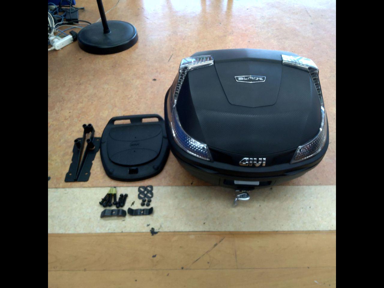 GIVI(ジビ)BLADE B37NT モノロックケース + PCX専用ブラケット付き! 37L【PCX/JF28/JF56/JF81】 | バイク用品 ツーリング用品 BOX(二輪)を通販で ...