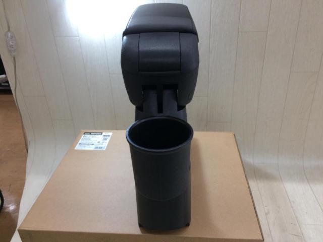 ☆最終処分価格!! 早い者勝ち★【SEIWA】 IMP288 ダイハツ ハイゼットカーゴ専用アームレストB | 新古品 | アップガレージ ...