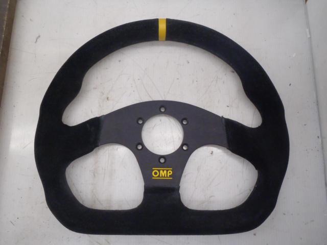 OMP スーパークアドロ/SUPER QUADRO D型ステアリング | カー用品 インテリア ステアリングを通販で購入する | 中古カー＆バイク用品の販売ならアップガレージ