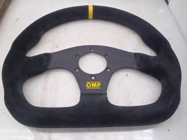 OMP スーパークアドロ/SUPER QUADRO D型ステアリング | カー用品 インテリア ステアリングを通販で購入する | 中古カー＆バイク用品の販売ならアップガレージ