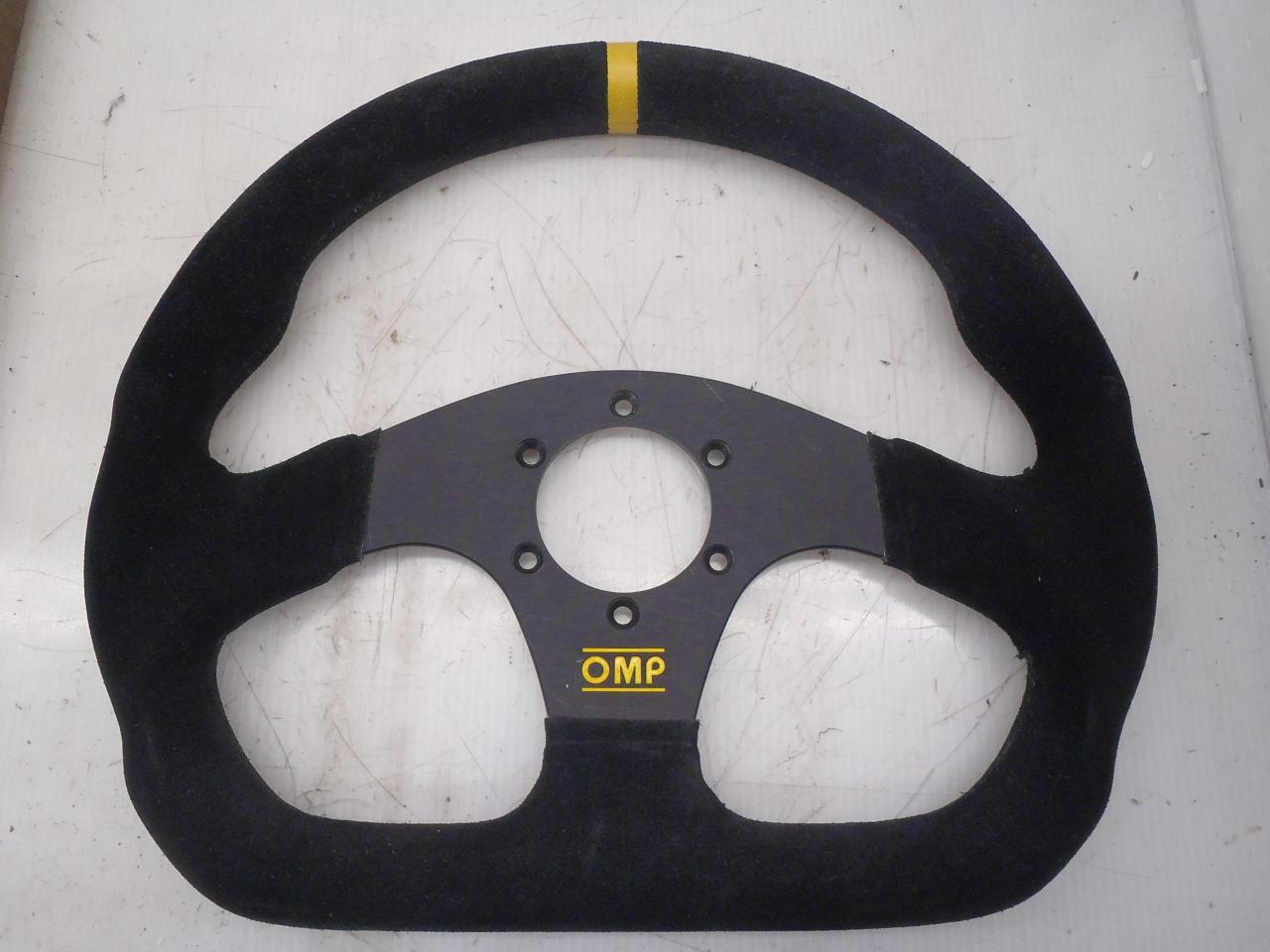 OMP スーパークアドロ/SUPER QUADRO D型ステアリング | カー用品 インテリア ステアリングを通販で購入する | 中古カー＆バイク用品の販売ならアップガレージ