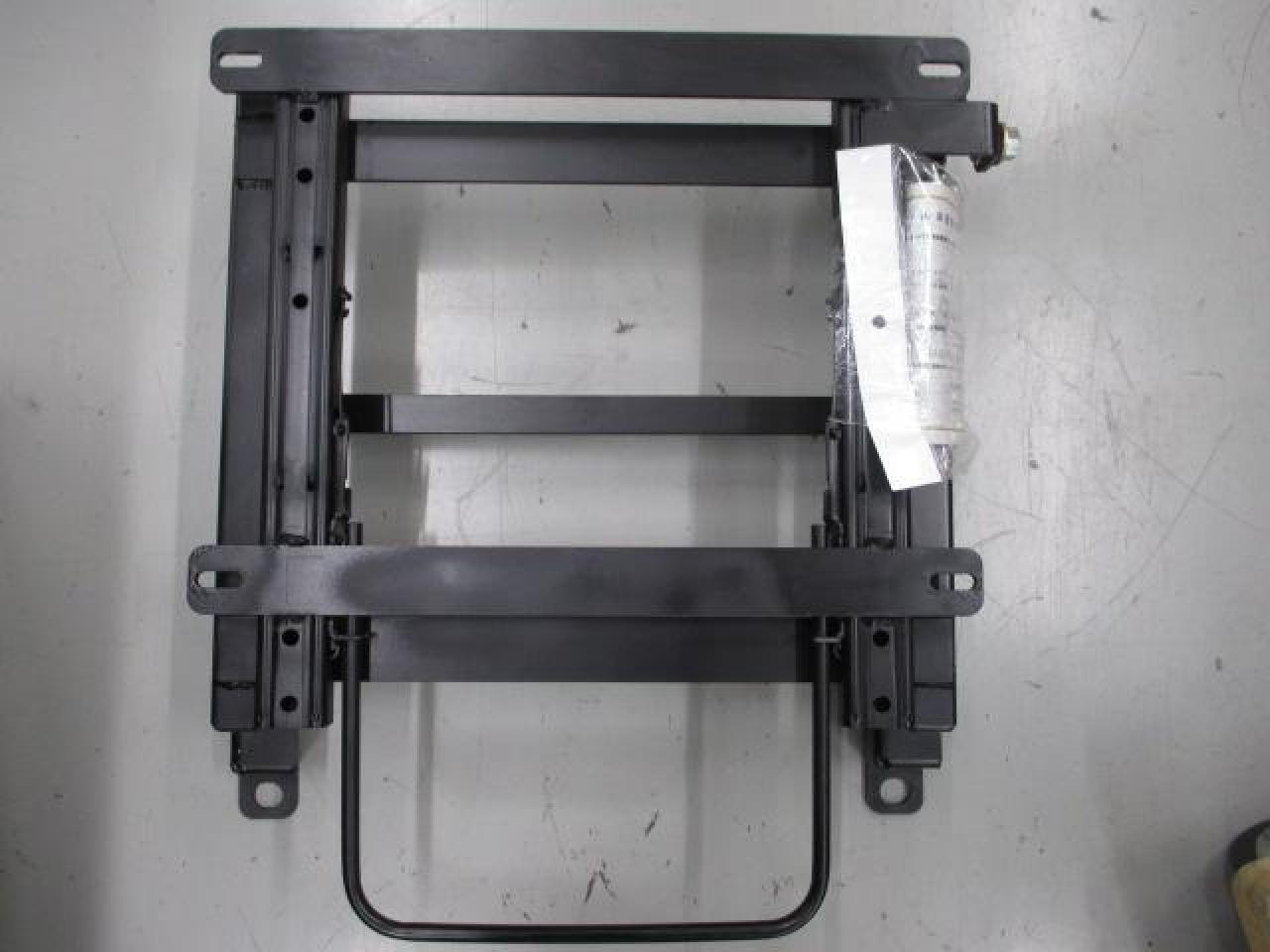 カワイ製作所 MN71S クロスビー用 底止めシートレール 品番:S083R 運転席側 | カー用品 シート シートレール(その他)を通販で ...
