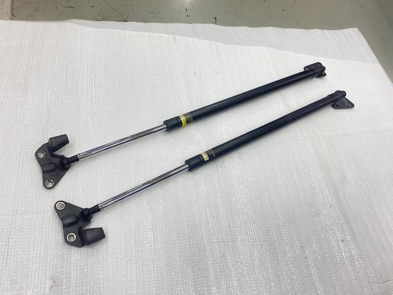 KYB(純正??) リアゲートダンパー トヨタ 200系ハイエース | カー用品 ボディパーツ その他ボディパーツを通販で購入する | 中古 ...
