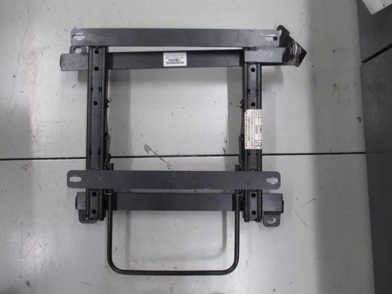 カワイ製作所 30系プリウス用底止めシートレール ※運転席側 | カー用品 シート シートレール(その他)を通販で購入する | 中古カー ...