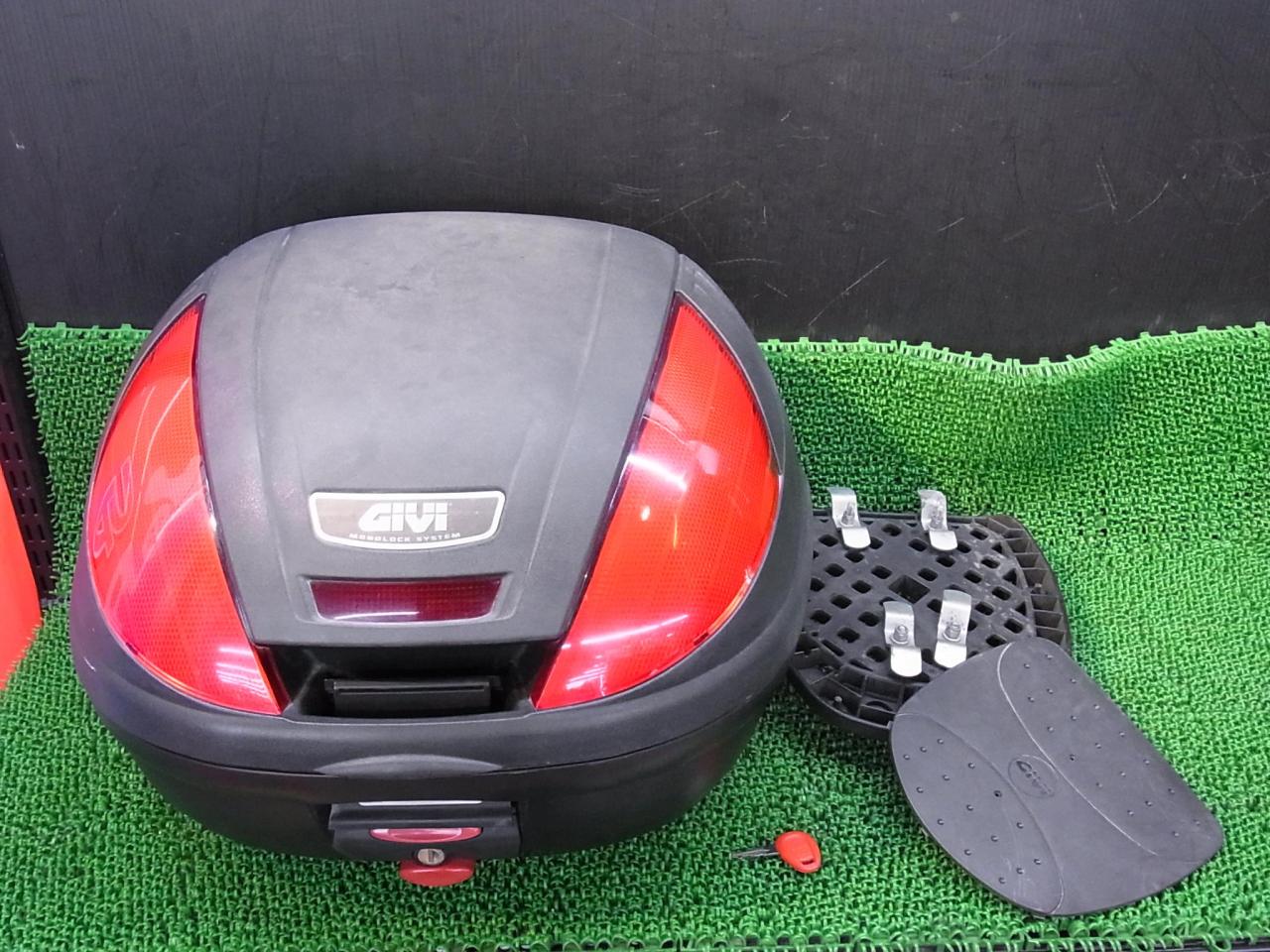 GIVI(ジビ) モノロックケース E370シリーズ (ストップランプ無) 37L | バイク用品 ツーリング用品 BOX(二輪)を通販で購入する | 中古カー＆バイク用品の販売ならアップガレージ