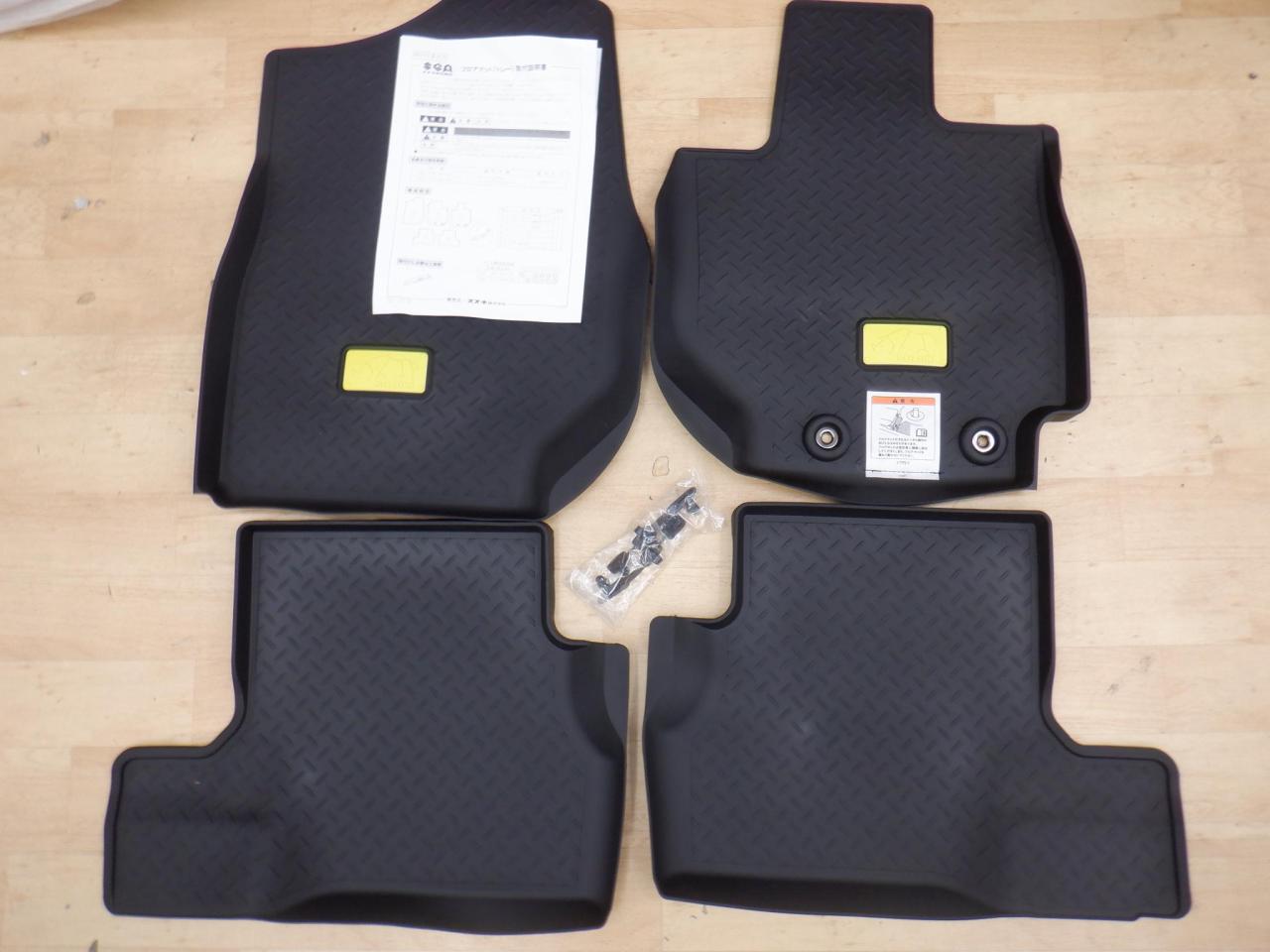 SUZUKI フロアマット(トレー) ラバータイプ 75901-77R50-000 ジムニー/ジムニーシエラ(JB64W/JB74W) AT車用 | カー用品 インテリア その他インテリアを ...
