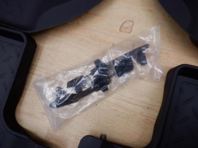 SUZUKI フロアマット(トレー) ラバータイプ 75901-77R50-000 ジムニー/ジムニーシエラ(JB64W/JB74W) AT車用 | カー用品 インテリア その他インテリアを ...