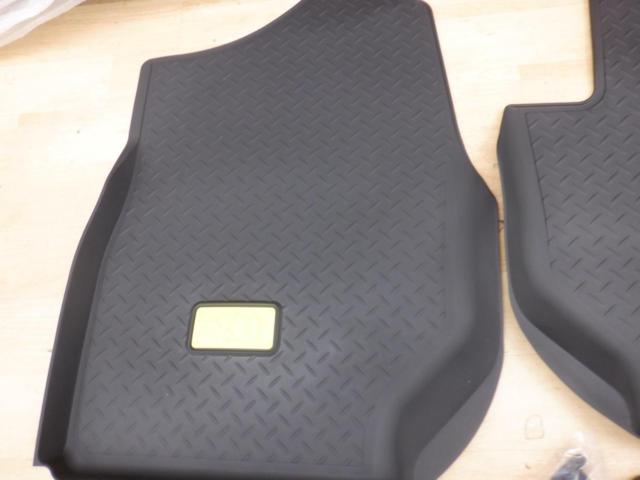 SUZUKI フロアマット(トレー) ラバータイプ 75901-77R50-000 ジムニー/ジムニーシエラ(JB64W/JB74W) AT車用 | カー用品 インテリア その他インテリアを ...