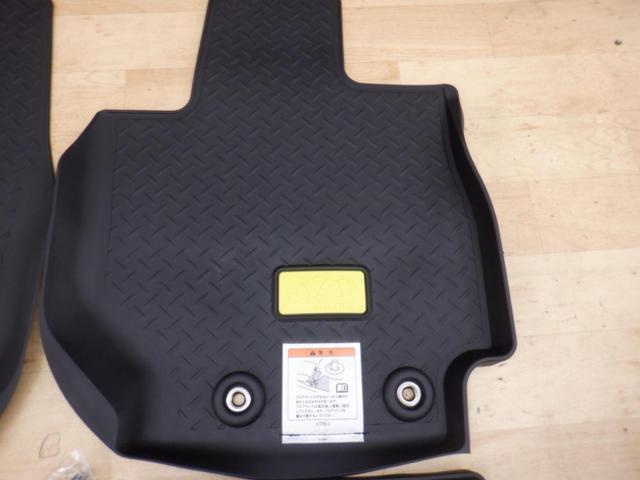 SUZUKI フロアマット(トレー) ラバータイプ 75901-77R50-000 ジムニー/ジムニーシエラ(JB64W/JB74W) AT車用 | カー用品 インテリア その他インテリアを ...