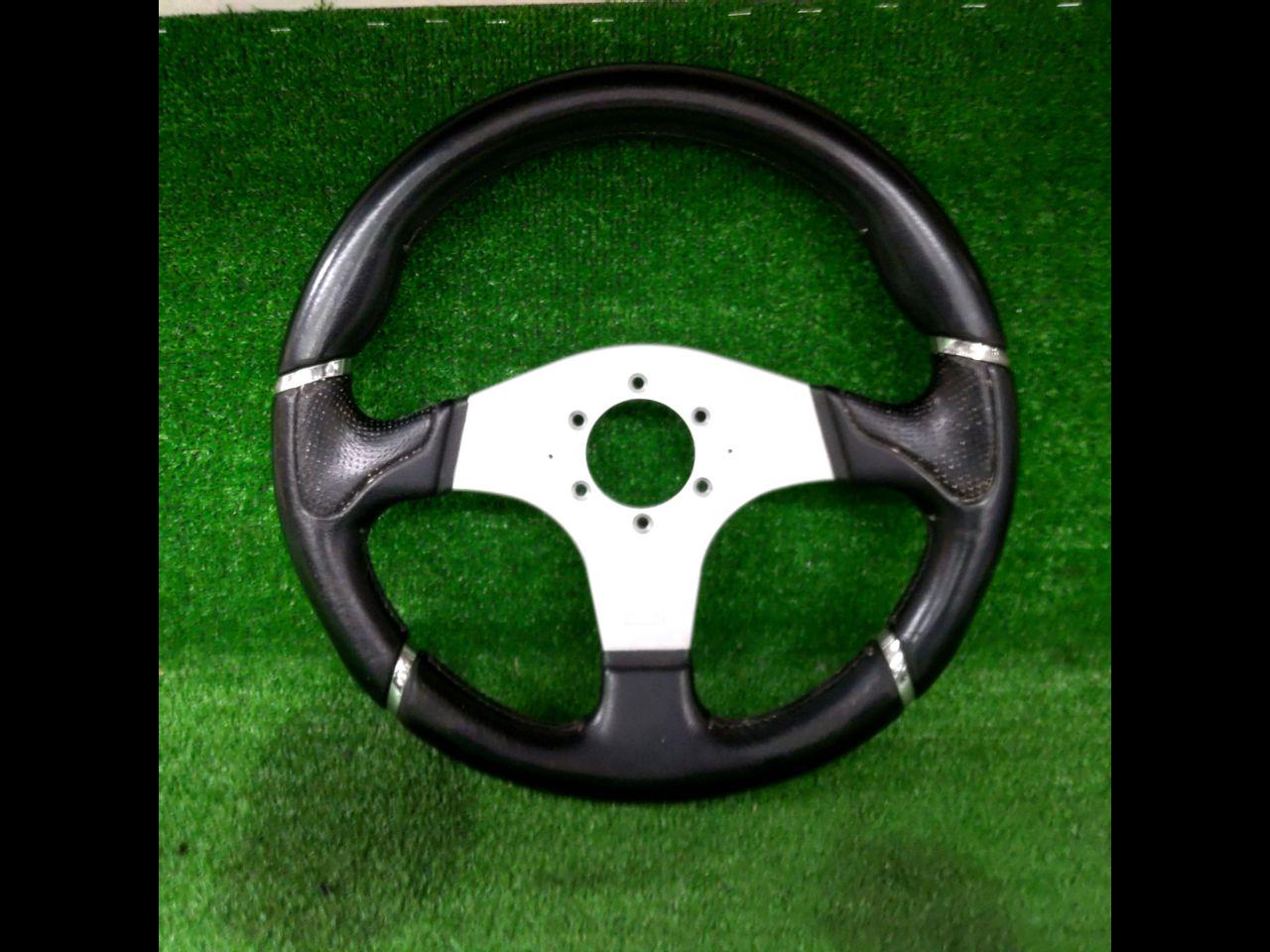 MOMO M-51 MILLENIUM(ミレニアム) | カー用品 インテリア ステアリングを通販で購入する | 中古カー＆バイク用品の販売ならアップガレージ