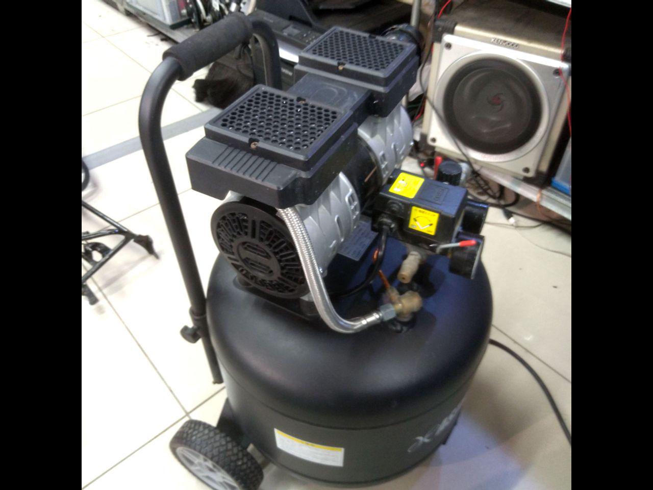 ASTRO PRODUCTS 縦型サイレントエアコンプレッサー38L VSC033 | カー用品 メンテナンス 工具を通販で購入する | 中古カー＆バイク用品の販売ならアップガレージ