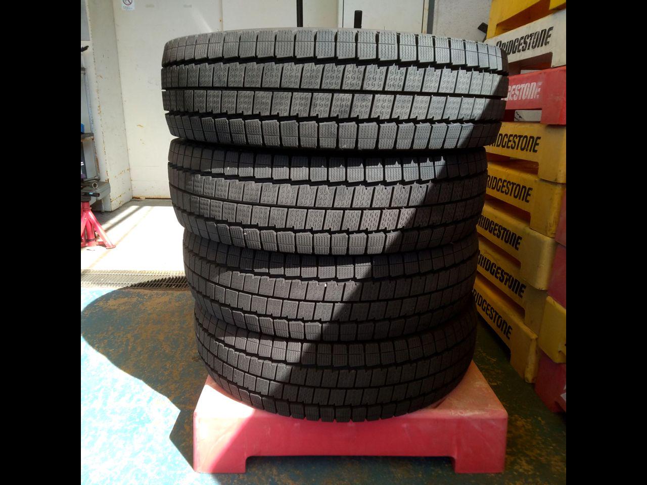 (3F)【ハイエース、キャラバン】【2024年 バリ山スタッドレスタイヤ4本セット!】DUNLOP WINTERMAXX LV01 ...