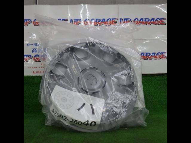 トヨタ純正 ハイエース4型純正ホイールキャップ【42602-26040】 | 新古品 | アップガレージ 沼津店 | カー用品 タイヤホイール ...