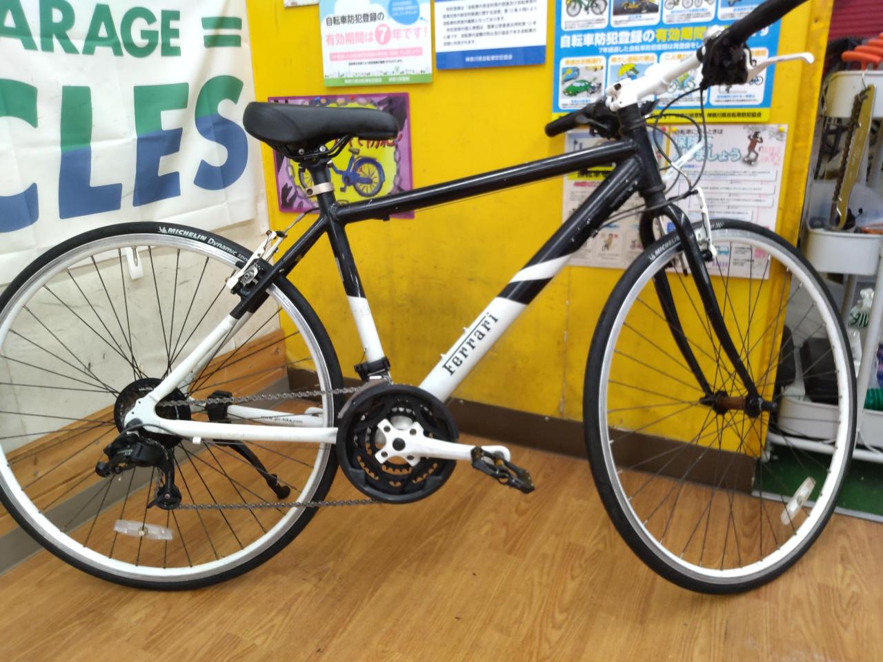 ferrari 700×25C 3×7S アルミフレームクロスバイク ブラック/ホワイト | 自転車 スポーツ クロスバイクを通販で購入する ...