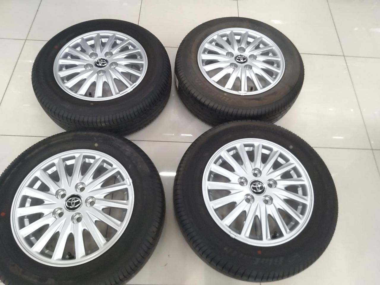 トヨタ純正(TOYOTA) 80系ノア 純正ホイール + YOKOHAMA(ヨコハマ) BluEarth E52 | カー用品 タイヤホイールセット 15インチタイヤホイールセットを通販で購入 ...