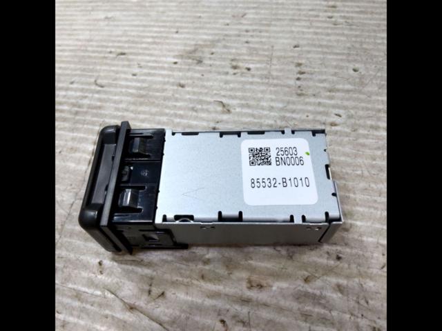 ダイハツ USB2.1Aコネクタ 85532-B1010 | 中古品 | アップガレージ 埼玉西浦和店 | カー用品 電装系 その他電装系を ...